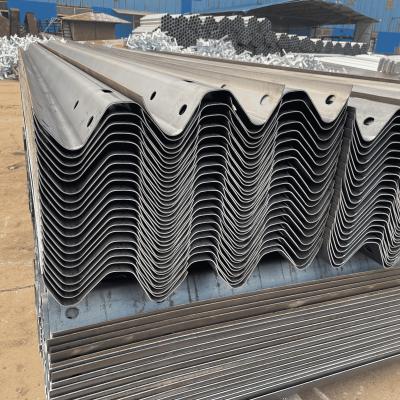 Cina Barriera galvanizzata personalizzata per Q235 Q345 Anti-Collisione W Beam Highway Barrier in vendita