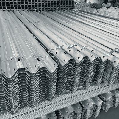Cina Barriera galvanizzata personalizzata per Q235 Q345 Anti-Collisione W Beam Highway Barrier in vendita