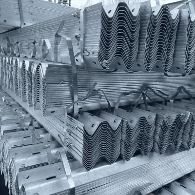 Cina Barriera galvanizzata personalizzata per Q235 Q345 Anti-Collisione W Beam Highway Barrier in vendita