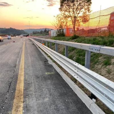 Cina Barricate di protezione stradale a trazione W galvanizzate a caldo e laminate a freddo con certificato CE / BV / ISO in vendita