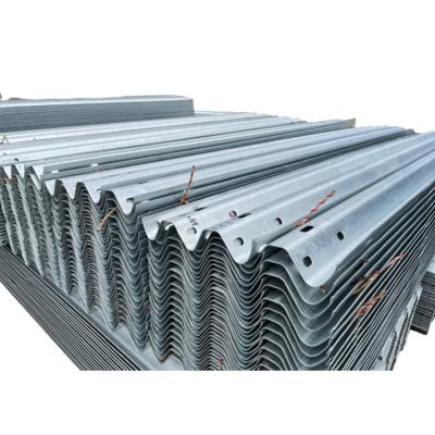 中国 550-600g/m2 亜鉛コーティング 道路安全障壁のための高速道路防護欄 販売のため