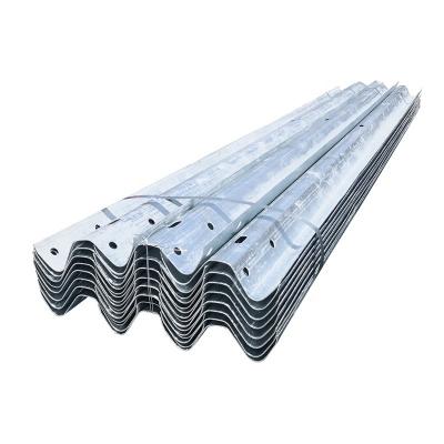 中国 亜鉛コーティング 550-600g/m2 W 道路安全と安定した交通障壁のためのビームガードレイル 販売のため