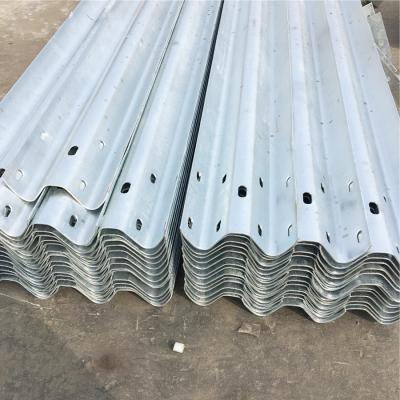 Cina Sicurezza esterna Galvanizzato W Beam Highway Guardrail a bassa per le applicazioni in vendita