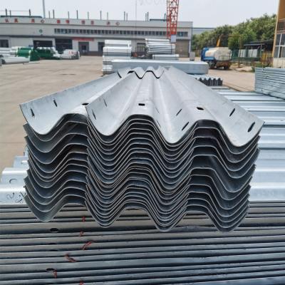 Cina Sicurezza esterna Galvanizzato W Beam Highway Guardrail a bassa per le applicazioni in vendita