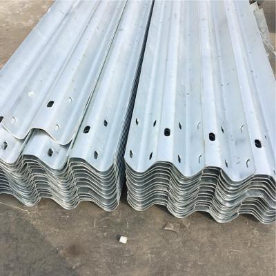 Cina Sicurezza esterna Galvanizzato W Beam Highway Guardrail a bassa per le applicazioni in vendita