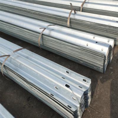 Cina Sicurezza esterna Galvanizzato W Beam Highway Guardrail a bassa per le applicazioni in vendita