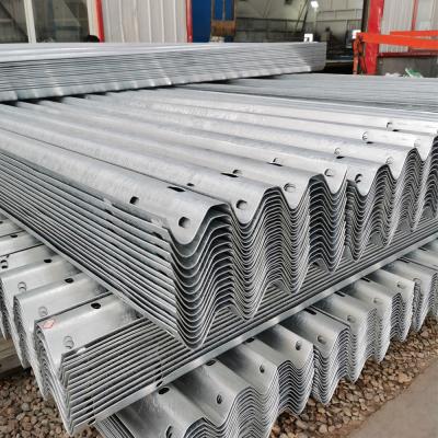 Cina Galvanizzato inferiore ondulato W trave Autostrada Crash Guardrail con e disegno personalizzato in vendita