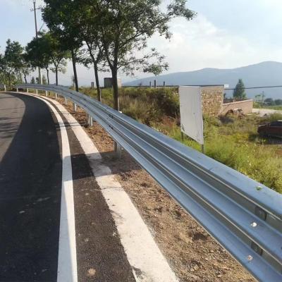 Cina Galvanizzato inferiore ondulato W trave Autostrada Crash Guardrail con e disegno personalizzato in vendita