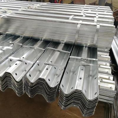 Cina Galvanizzato inferiore ondulato W trave Autostrada Crash Guardrail con e disegno personalizzato in vendita