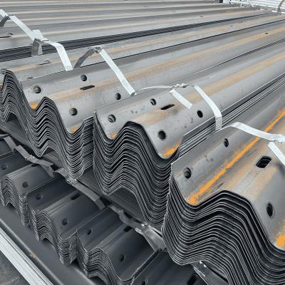 Cina Sicurezza Galvanizzata W Beam Highway Guardrail con finitura personalizzata e rivestita in polvere in vendita