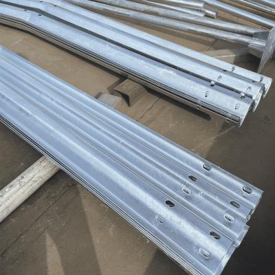 Cina Sicurezza Galvanizzata W Beam Highway Guardrail con finitura personalizzata e rivestita in polvere in vendita