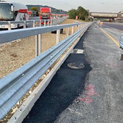 Cina Sistema di barriera di traffico in acciaio per autostrade realizzato in materiale per la sicurezza all'aperto in vendita