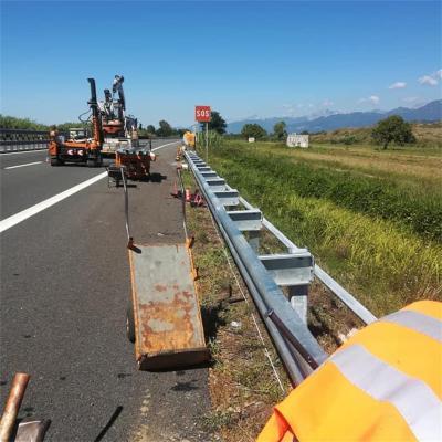 Cina Righe di protezione per autostrade con materiale Q235 Q345 e finitura rivestita in polvere galvanizzata in vendita