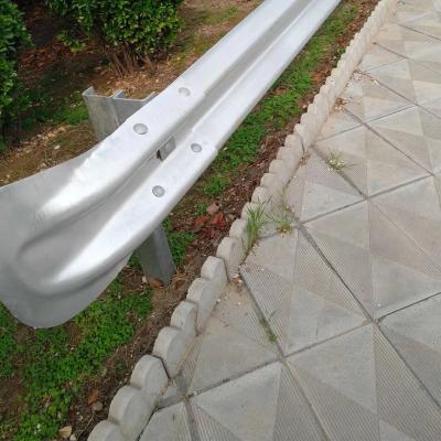 Cina Fabbricazione di corrimani di protezione per barriere rettilinee in vendita