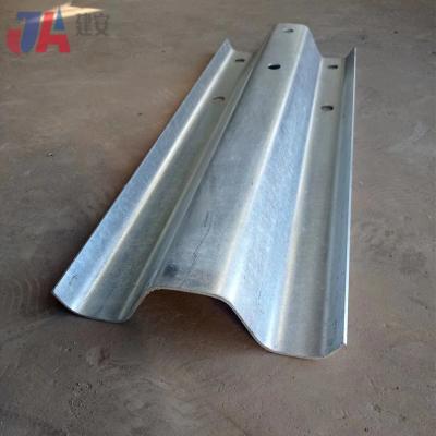 Cina Colore personalizzabile S355jr Q355B A36 Acciaio W-Beam rivestito di zinco per corrimano stradale in vendita