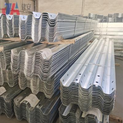 China ISO9001/TUV/ BV/CE gecertificeerde W-balkbeugel voor warm gegalvaniseerde bescherming tegen ongelukken op de weg Te koop