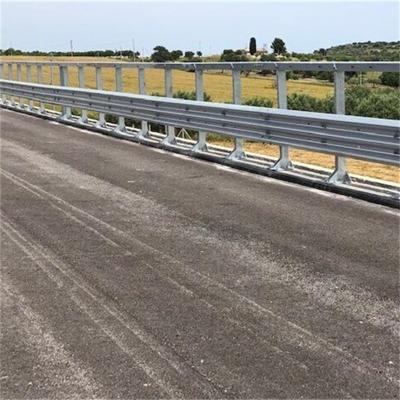 Cina S235JR S275JR grado AASHTO M 180 acciaio W trave di protezione per la barriera di sicurezza esterna in vendita