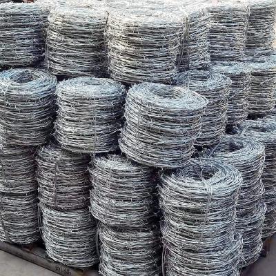 中国 あなたの庭かヤードを保護するために電流を通される 12x12 バーブ ワイヤー フェンス ロール 販売のため