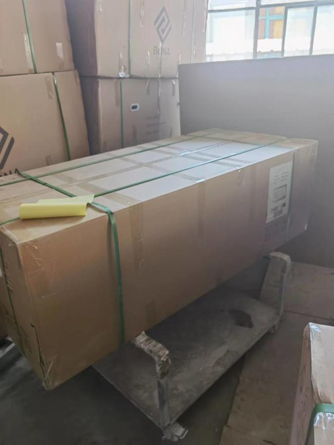 Whirlpool Bathtub Acrylic Massage with Handles and Headrest From China Manufacturer