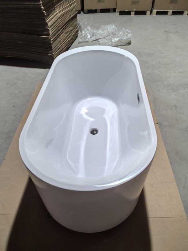 Oval Elegant Smooth Freestanding Bathtub Acrylic Bathtub Hot Tub with Faucet Hardware