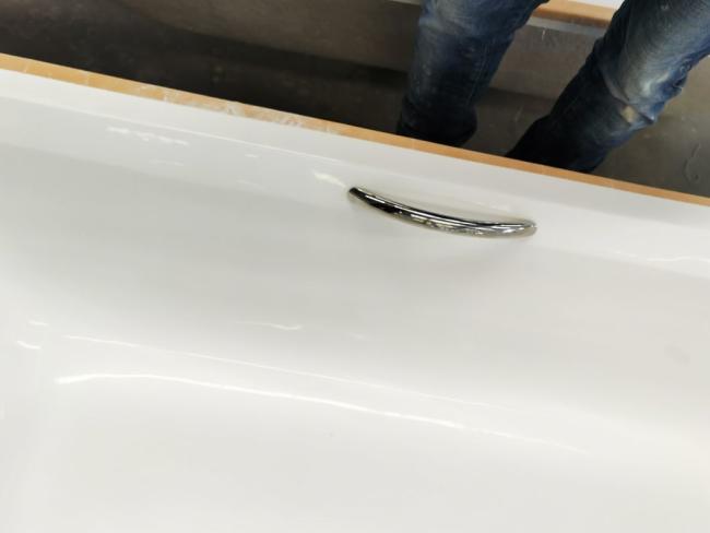 Africa Simple Drop in Acrylic Bathtub with Handles Built in Color Bathtub
