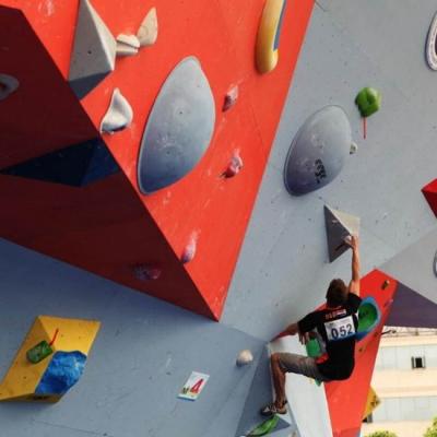 China Outdoor Round Shape Large Boulder Rock Climbing Holds for Adult Climbing Enthusiasts for sale