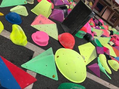 Cina Volumi della parete di arrampicata in interno in rosso XXL per le prestazioni di bouldering in vendita