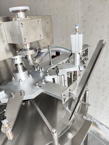 Quality Finishing Cap, Filling and Tightening Cap Integrated Machine for Liquid Filling for sale