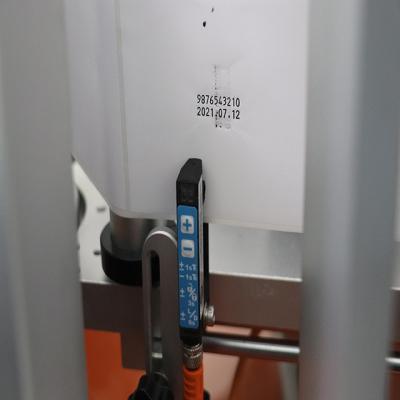 Cina Macchina per l'etichettatura delle bottiglie in PET azionata elettricamente per la crema cosmetica a 220 V in vendita