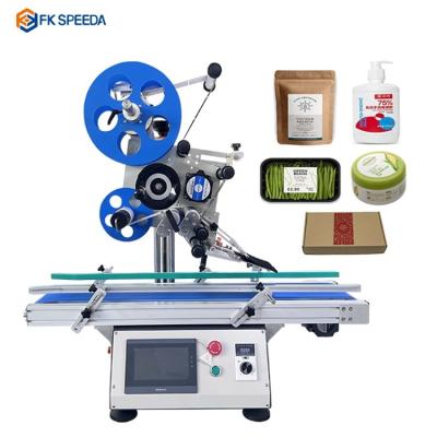 China Mini Desktop Flat Box Plastic Bag Labeling Machine met automatische labelrolmachine Te koop