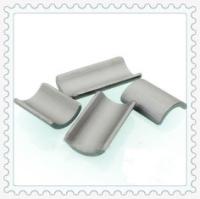 China Ímã do segmento da ferrite do OEM para o tipo duro forma do motor de Seater da folha do arco à venda