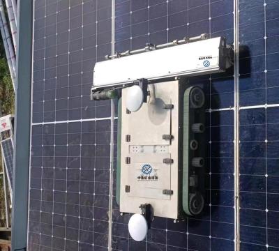 China 360° drehende Trockenreinigung Photovoltaikplattenreinigung Robot Fernbedienung zu verkaufen