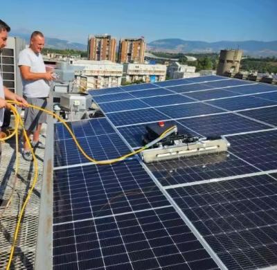 Cina Robot di pulizia dei pannelli fotovoltaici di fascia alta asciugatura automatica / lavaggio senza acqua pannello solare robot di pulizia per pannelli fotovoltaici in vendita