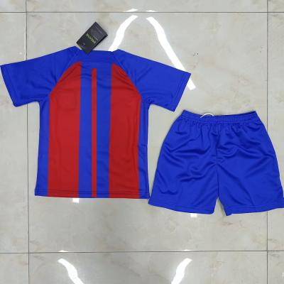 Cina Il Jersey di calcio uniforme del calcio dei bambini rossi blu ha personalizzato il nome in vendita