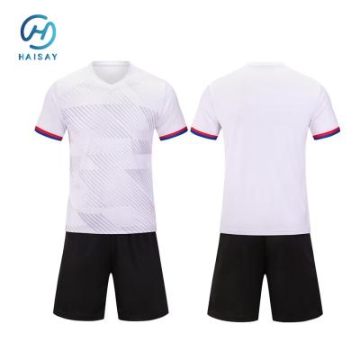 China Hoogwaardige voetbalsets op maat ️ Blank voetbalset met korte mouw trui en korte broek ️ Perfect voor teams en clubs ️ Aanpassen met borduurwerk, drukwerk of warmtepers Te koop