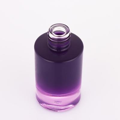 Cina Bottiglia vuota bianca porpora del contagoccia del contenitore del siero della pompa 30ml del nuovo ombre di progettazione piccolo in vendita