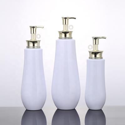 China Frasco de bomba de loção plástica branca 750 ml xampu quadrado para cabelo e condicionador à venda