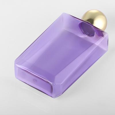 Cina Bottiglia di profumo colorata con tappo a vite da 300 ml 500 ml con tappo dorato in vendita