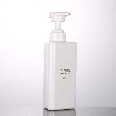 中国 卸し売り100ml 200ml 300mlの三角形の形はプラスチック ペット ローションの容器の黒空気のないポンプ500mlシャンプーのびんをリサイクルする 販売のため