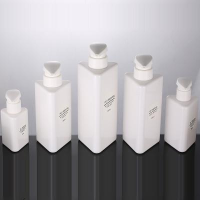 中国 卸し売り100ml 200ml 300mlの三角形の形はプラスチック ペット ローションの容器の黒空気のないポンプ500mlシャンプーのびんをリサイクルする 販売のため