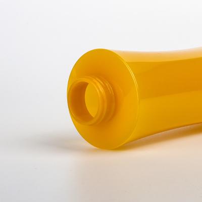 Cina l'ente vuoto Kylie Skin Care Shower Gel senz'aria della lozione di colore giallo di lusso di 350ml 500ml imbottiglia con la pompa dell'oro in vendita