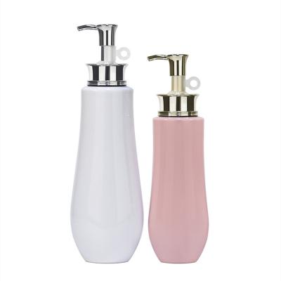 Cina Bottiglia rosa d'imballaggio cosmetica dello sciampo di compressione 500ml dell'animale domestico della pulitrice liquida vuota della pompa dell'oro in vendita