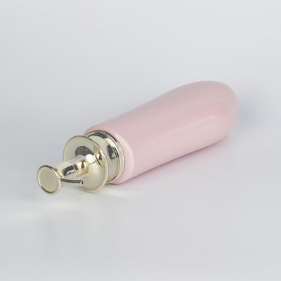 Cina Bottiglia rosa d'imballaggio cosmetica dello sciampo di compressione 500ml dell'animale domestico della pulitrice liquida vuota della pompa dell'oro in vendita