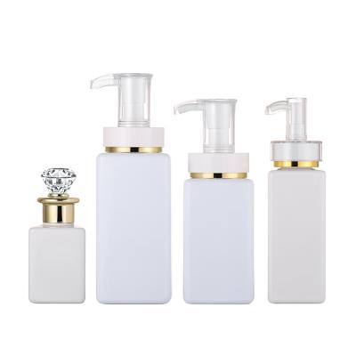 China O branco luxuoso de alta qualidade personaliza a garrafa quadrada da loção de cabelo do champô com Diamond Gold Rim Cap à venda