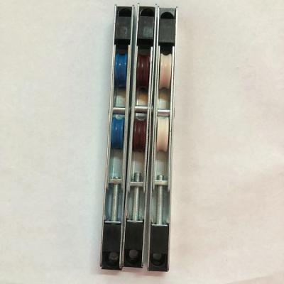 Cina Roller di porta a schermo scorrevole a scanalatura in rosso per rullo a finestra regolabile a porta in PVC in vendita