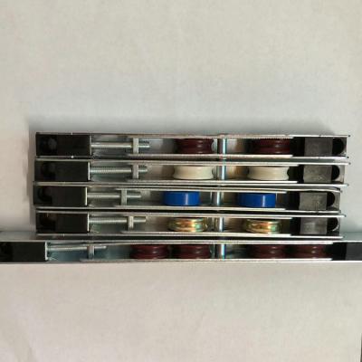 Cina Roller di porta a schermo scorrevole a scanalatura in rosso per rullo a finestra regolabile a porta in PVC in vendita