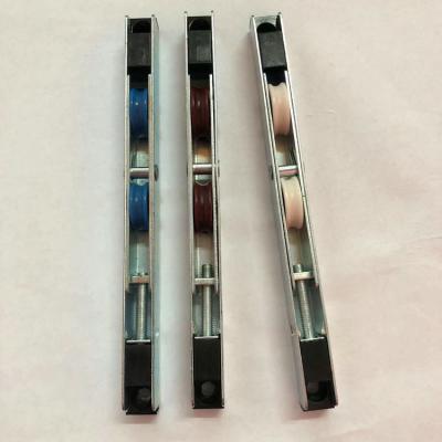Cina Roller di porta a schermo scorrevole a scanalatura in rosso per rullo a finestra regolabile a porta in PVC in vendita