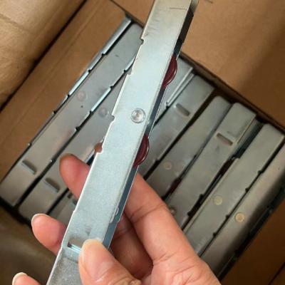 Cina Roller di porta a schermo scorrevole a scanalatura in rosso per rullo a finestra regolabile a porta in PVC in vendita
