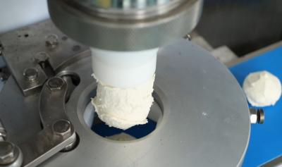 China hohe Produktivitäts-kleine mit einer Kruste bedeckende Maschine 180g 3600pcs/h zu verkaufen