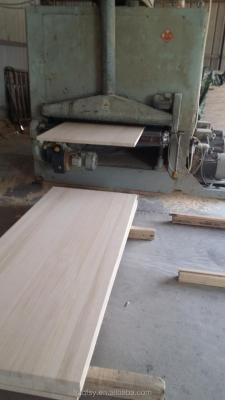 Cina Tavola di legno di pino per officina Tavola di pino solida personalizzabile con densità 480-550 kg/m3 in vendita